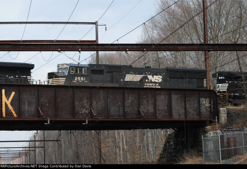 NS SD70M 2591 in the middle on 14G